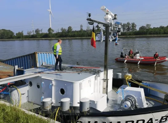 Binnenschip met containers dreigt te zinken op Albertkanaal | RTV Binnenschip met containers dreigt te zinken op Albertkanaal | RTV